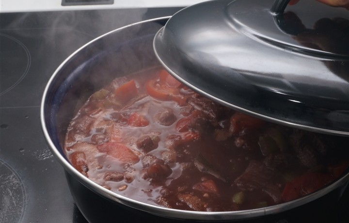 Gestoofd Rundvlees met Rode Wijn Recept | Foodictive
